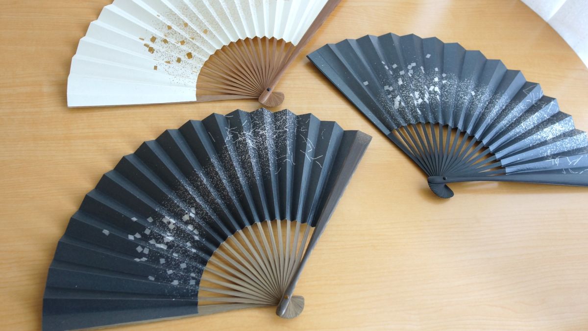 煌めく箔の天の川が美しい！シンプルモダンな京扇子（黒骨） ｜BECOS